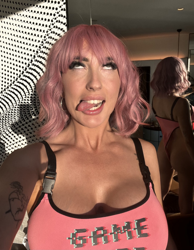 Holiday Hottie Contest Contest Manyvids